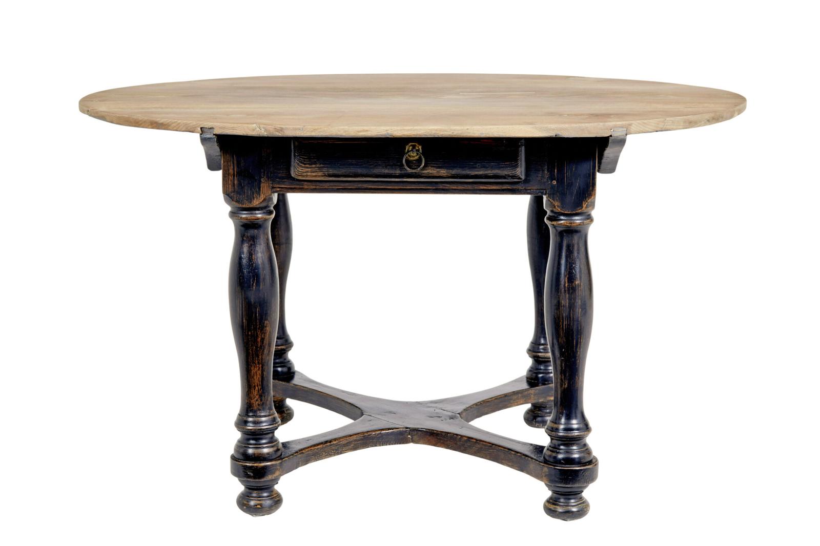 Rustic Mid 19th Century Painted Oak Occasional Table - EA67-38 / LA558807