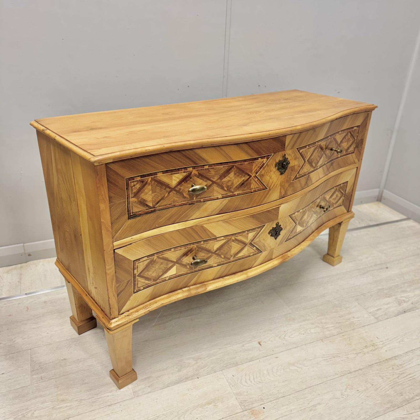 18th Century Serpentine Chest of Drawers - LA559495